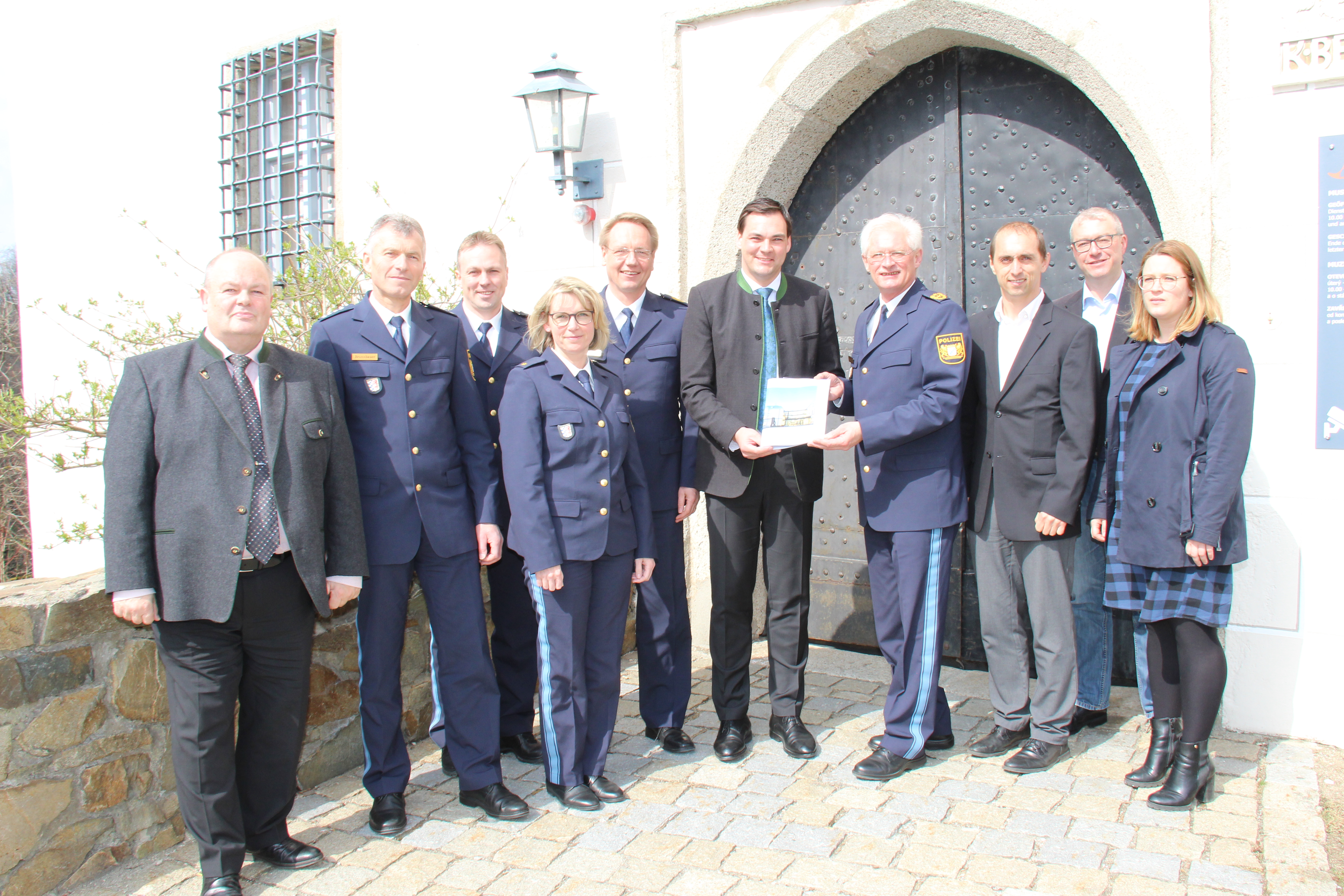 Polizeipräsident Herbert Wenzl übergibt Sicherheitsbericht 2018 an ...